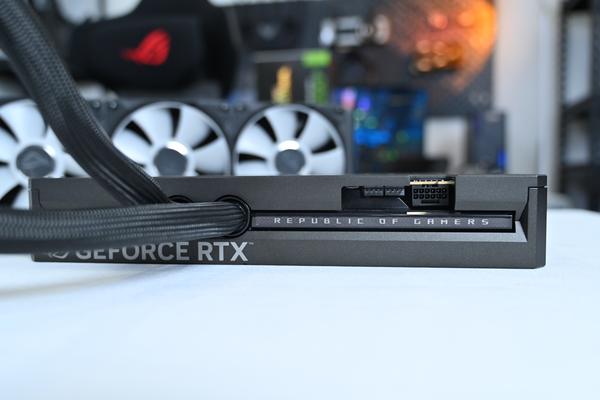 大魏 的想法: 知乎首发——夜神 5090D 水冷版 | 短暂的借到了ROG 夜神 5090D 水冷版！真的超级帅啊，显卡本体两槽的宽度，比起 ...