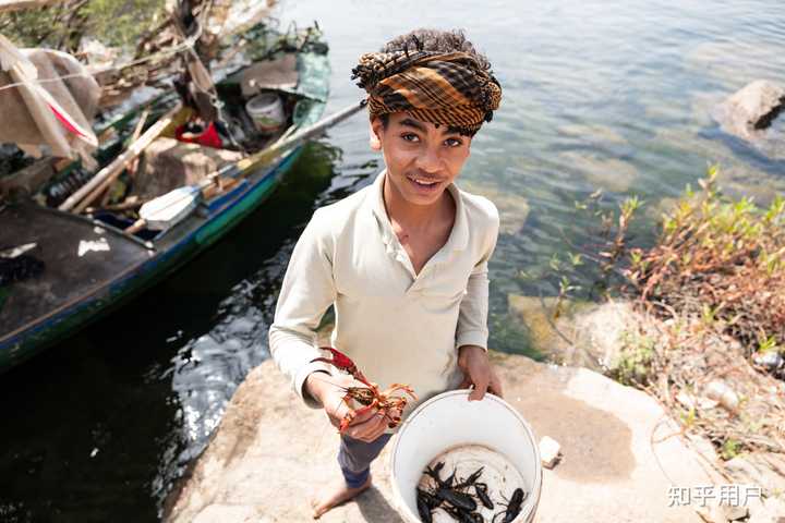 单镜头出门，买松下28200还是24105？ - 知乎