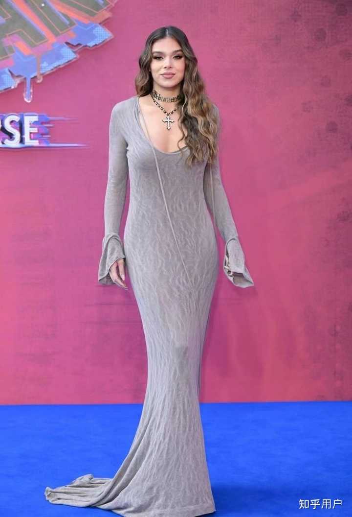 如何评价女星海莉·斯坦菲尔德（Hailee Steinfeld）的身材？ - 知乎