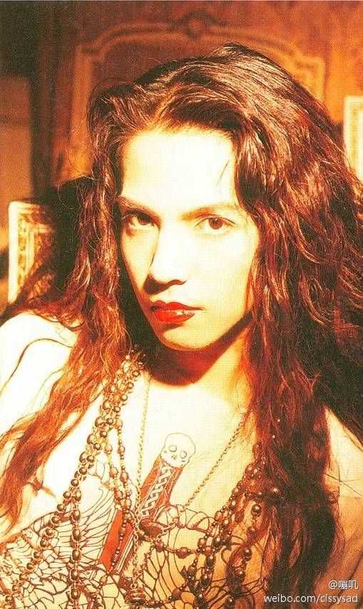 如何评价彩虹乐队主唱HYDE的颜？ - 知乎