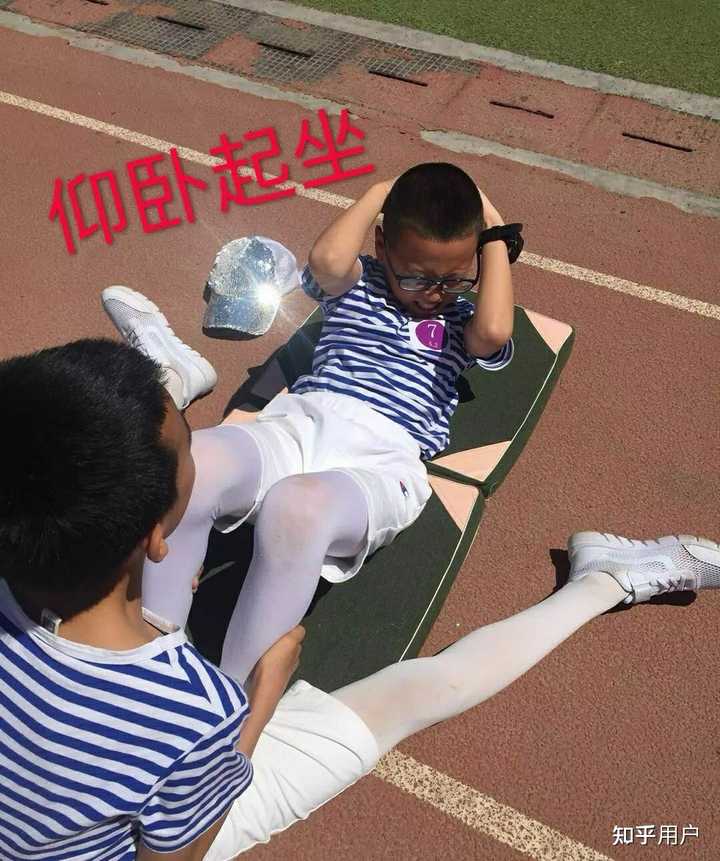 为什么中国部分地区的小学女学生校服，一律配白色连裤袜？ 知乎