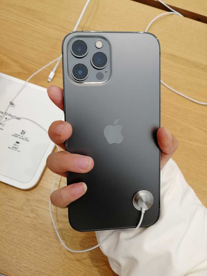iPhone 12 Pro Max 哪个颜色好看，个人在抉择石墨黑和海蓝色? - 知乎
