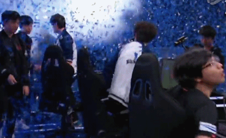 如何看待s7faker哭了，全场呼喊faker？ - 知乎