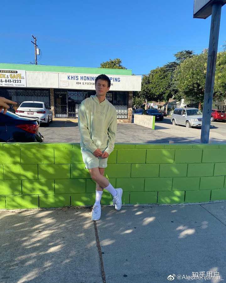 如何评价歌手Alec Benjamin？ - 知乎