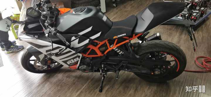 ktm790 人生第一台摩托车就买790杜克是不是太飘了？ 全程雨天模式不大力拧油门不飙车能安全不？ - 知乎
