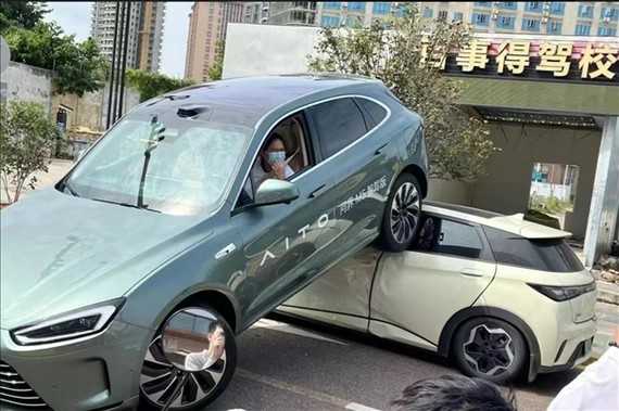 小鹏回应「P7 车祸起火」事故，称碰撞时车速达 145km/h，未开启辅助驾驶功能，哪些信息值得关注？ - 知乎