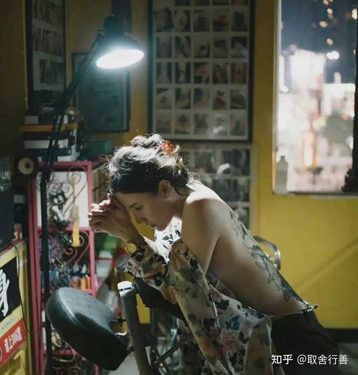 如何评价女星宋佳满背纹身? 知乎