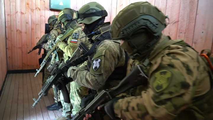 在 CQB 中，有哪些需要注意的战术动作？比如经常看到的手搭前肩膀单手持枪之类的？ - 知乎