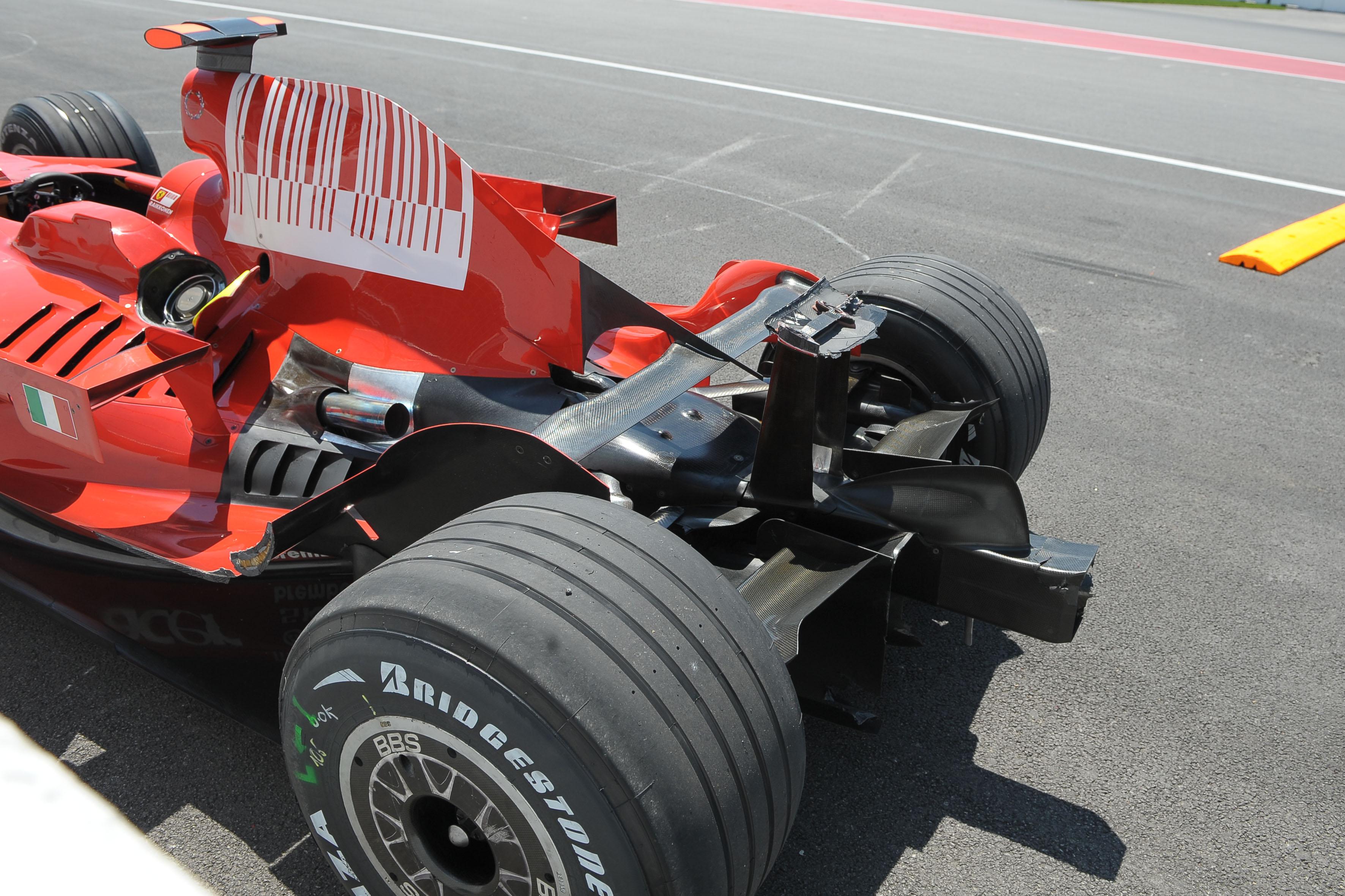 F1 赛车进站时换轮胎的具体过程是怎样的？ - 知乎