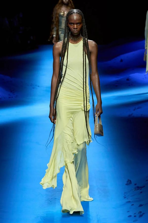 秀场 | Y2K辣妹秒变暗黑系美人鱼 Blumarine 2023 春季成衣系列 - 知乎