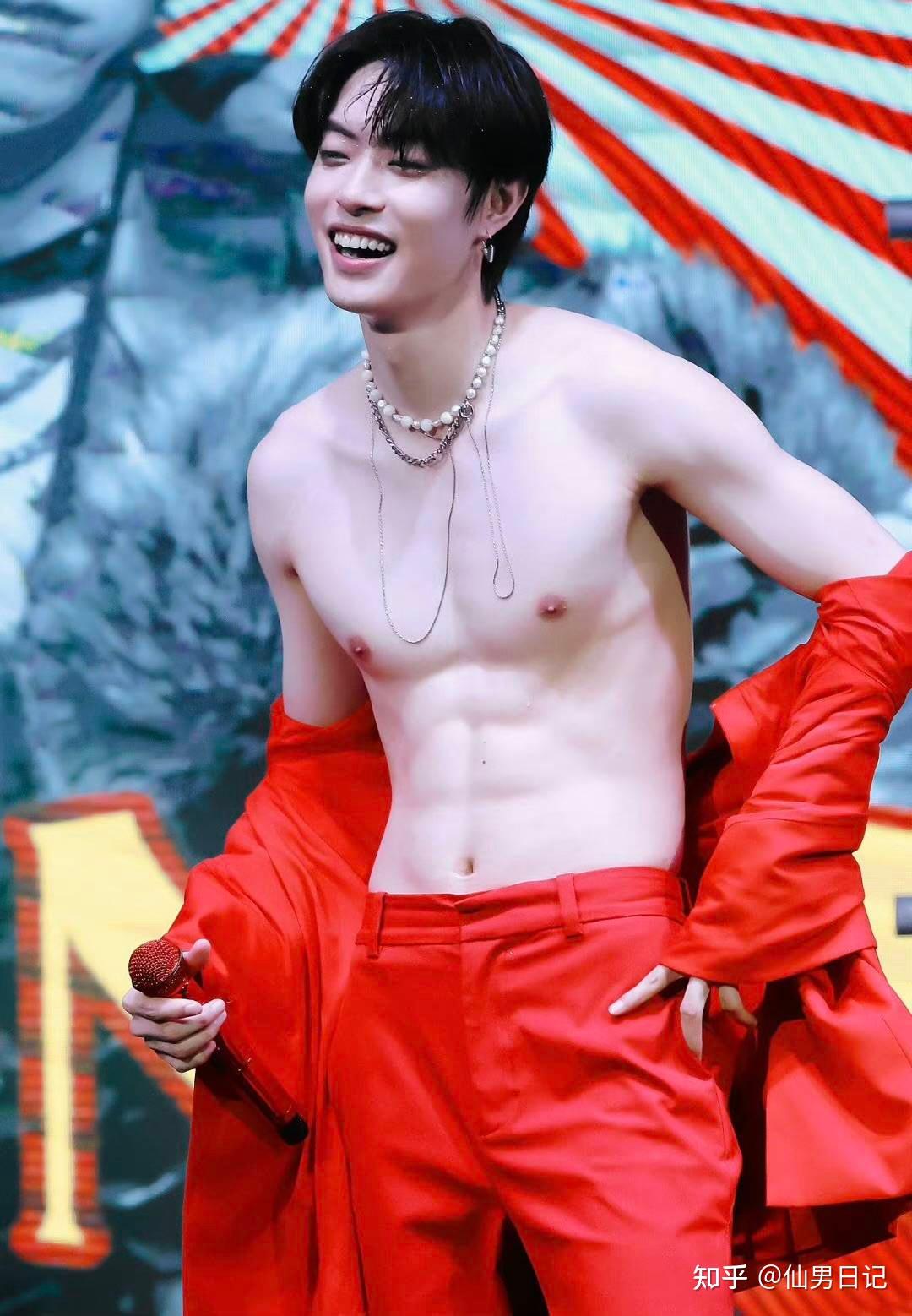 188cm男爱豆脱衣服秀腹肌！他竟然是山东的…… - 知乎