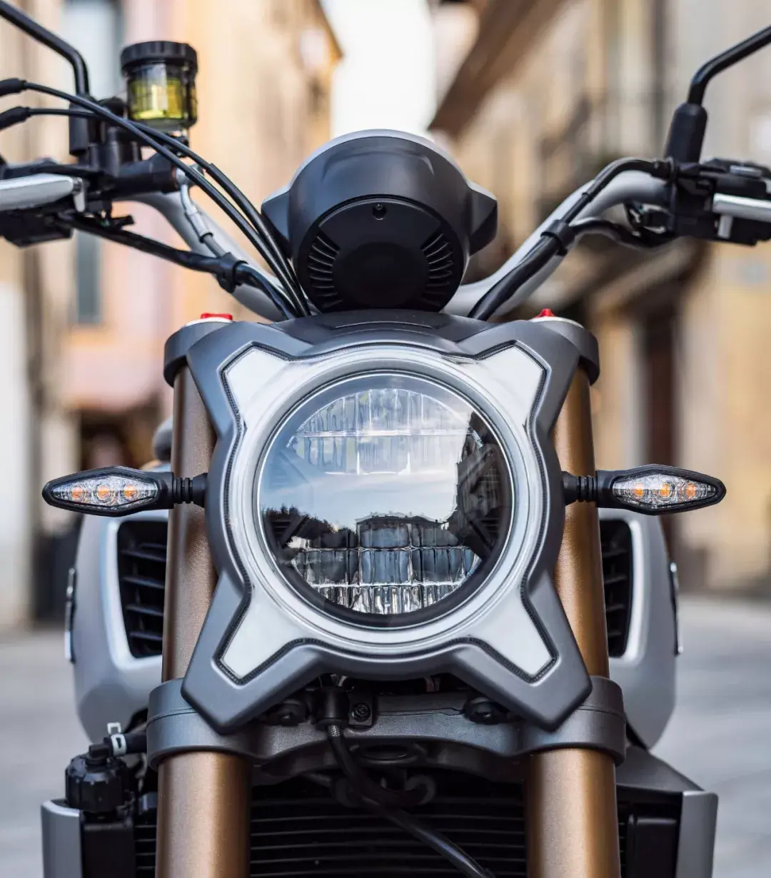 如何评价春风动力新发布的clx700复古摩托车？ - 知乎