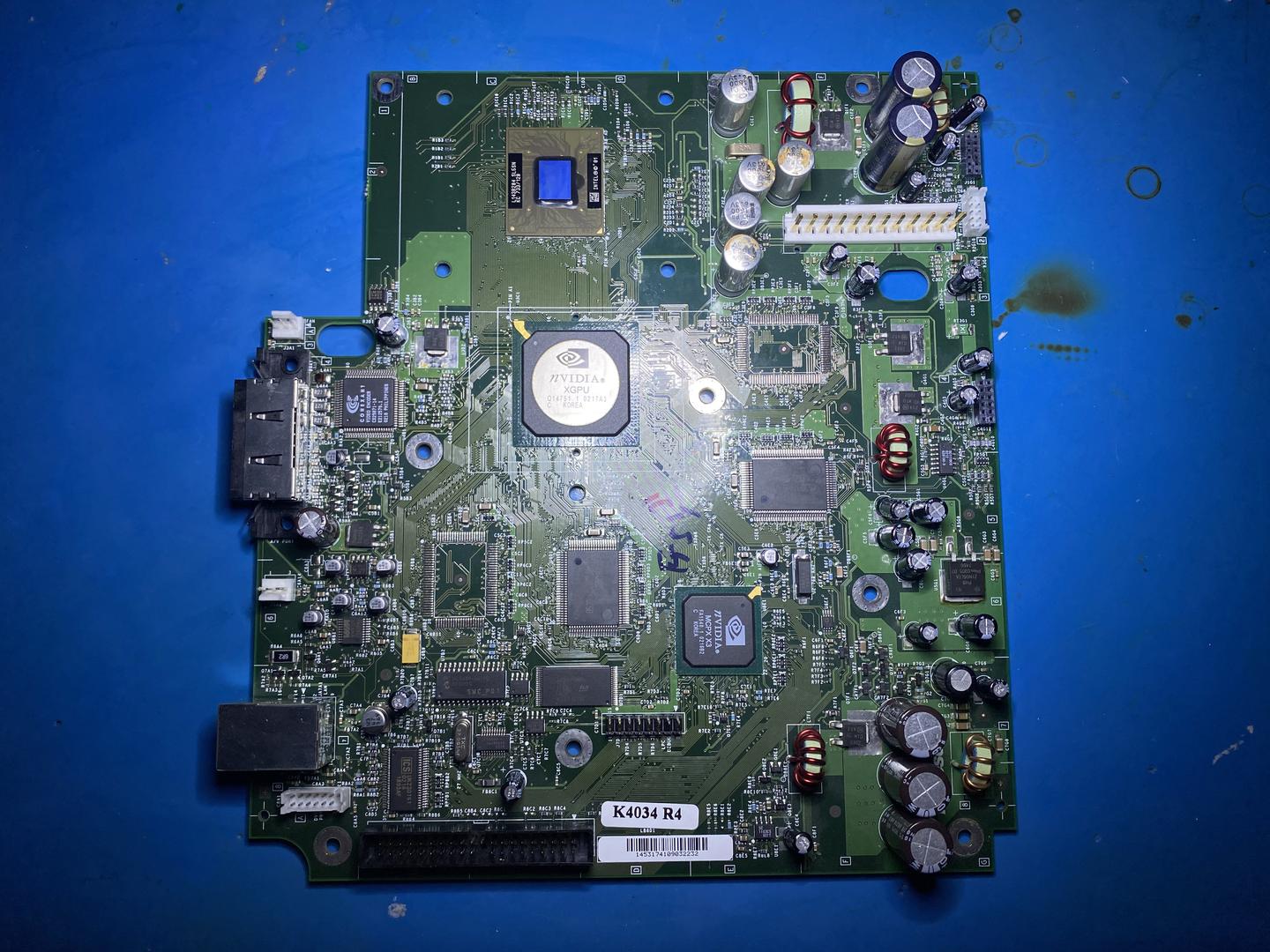 硬核！大佬通过Intel CPU的JTAG接口，DUMP微软原始Xbox的加密BootROM。 - 知乎