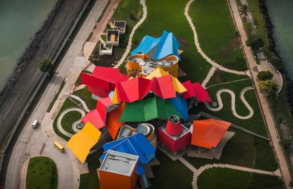 Frank Gehry｜解构主义风格——雕塑般的形式，非常规的材料 - 知乎