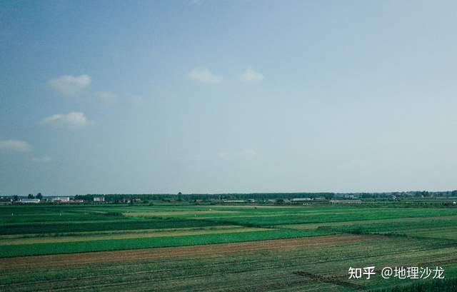 湖北省的地形西部多山地东部多平原，地势西北南三面高中部低平 知乎