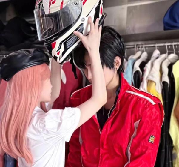 一次500块钱，她们委托同性Coser实现和纸片人约会的美梦 - 知乎