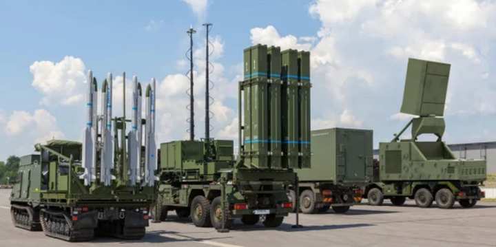 轰炸基辅的报应，德防空系统运抵乌，8枚导弹齐发，俄战机危险了 - 知乎