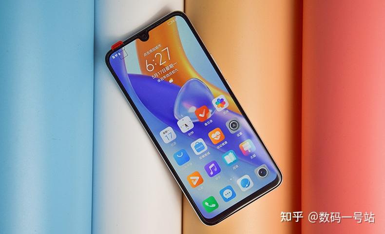 荣耀Play5配置参数盘点，天玑800U+66W快充，拿什么与其他竞品比？