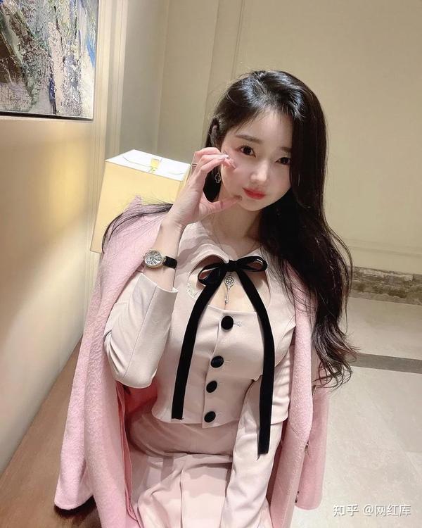 韩国网红小姐姐lavisuofficial极致腰臀比，汹涌上围，漫画腿 - 知乎