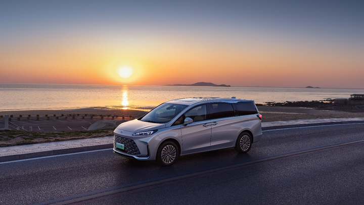 别克GL8陆尚插混MPV上市：1420km续航领跑30万级市场 - 知乎