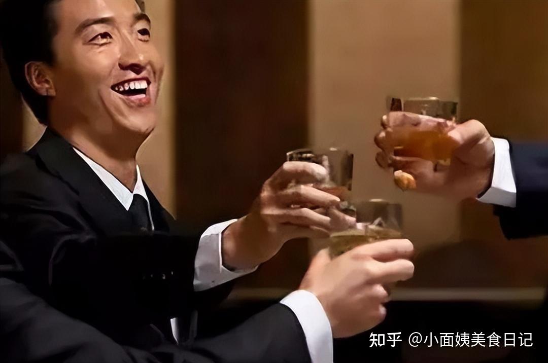 向别人敬酒有门道！“左手拿杯”有啥暗示？早懂早好，避免得罪人 - 知乎