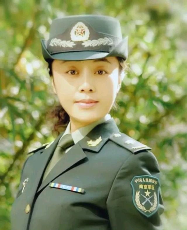 美女汤晓燕，书法水平不弱，古典高雅，有书法家之潜质，厉害 - 知乎