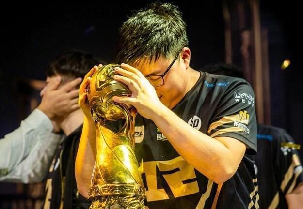 S12的兄弟LOL，Doinb爆料CryinWink一起，UZI刘青松情侣头像已经安排 - 知乎