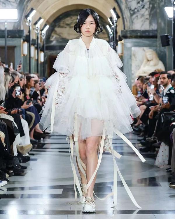 趋势 | 2023春夏女装极致的浪漫主义 - 柔美蕾丝、轻盈薄纱、灵动飘带 - 知乎