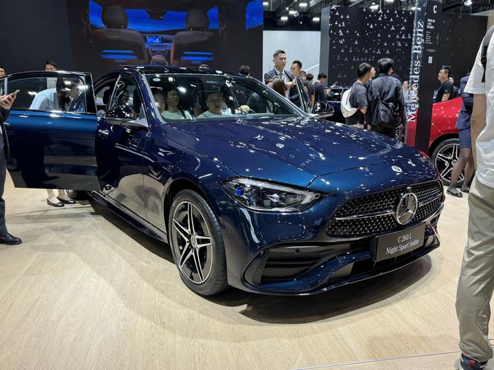 别纠结了！奔驰C260L前面的大标有平的有凹的！ - 知乎