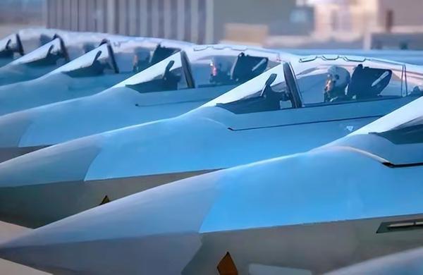 多架歼35折叠机翼同框亮相 - 知乎