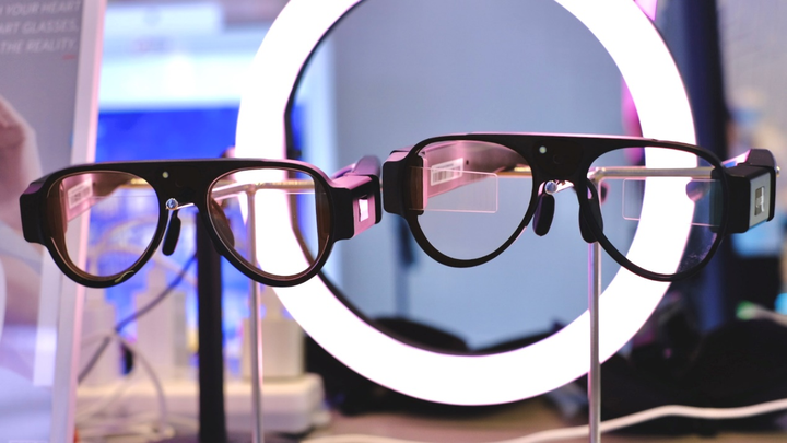 阿里投资，双目高清全彩，奇点临近轻薄AR眼镜揭秘 - 知乎