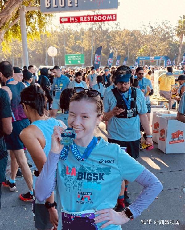 德艺双馨女演员艾米丽·布鲁姆(Emily Bloom)，天生丽质的邻家女孩 - 知乎