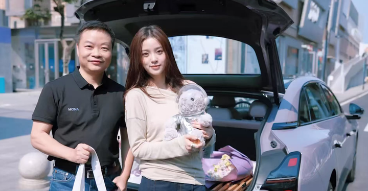 小鹏MONA M03 Max上市，12.98万元起售，等等党是否考虑入手？北京街头新手司机欧阳娜娜，开MONA带小鹏汽车董事长何小鹏兜风，双向互动有趣！ - 知乎