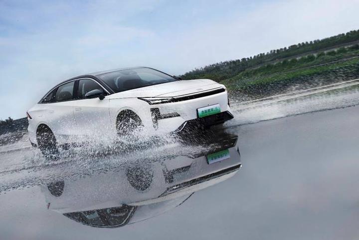 银河L6性能首测成绩出炉 极速247km/h 它怎么战胜“德系三宝”？ - 知乎