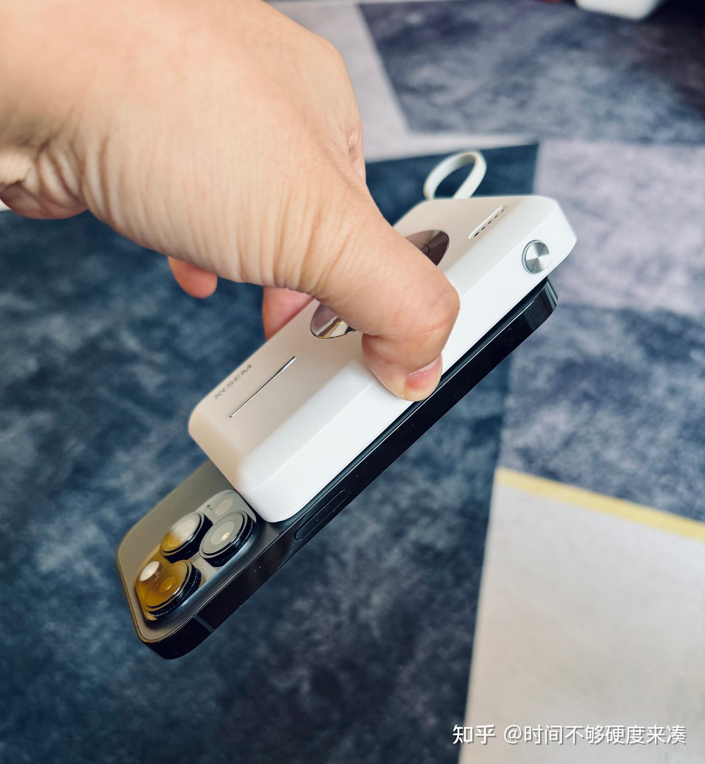 双持用户方便了！磁吸还自带安卓苹果线 - 西圣PB充电宝 - 知乎