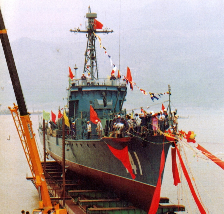 黄水战列舰，驱赶核潜艇、击沉驱逐舰（037系列护卫艇全系列解析） - 知乎