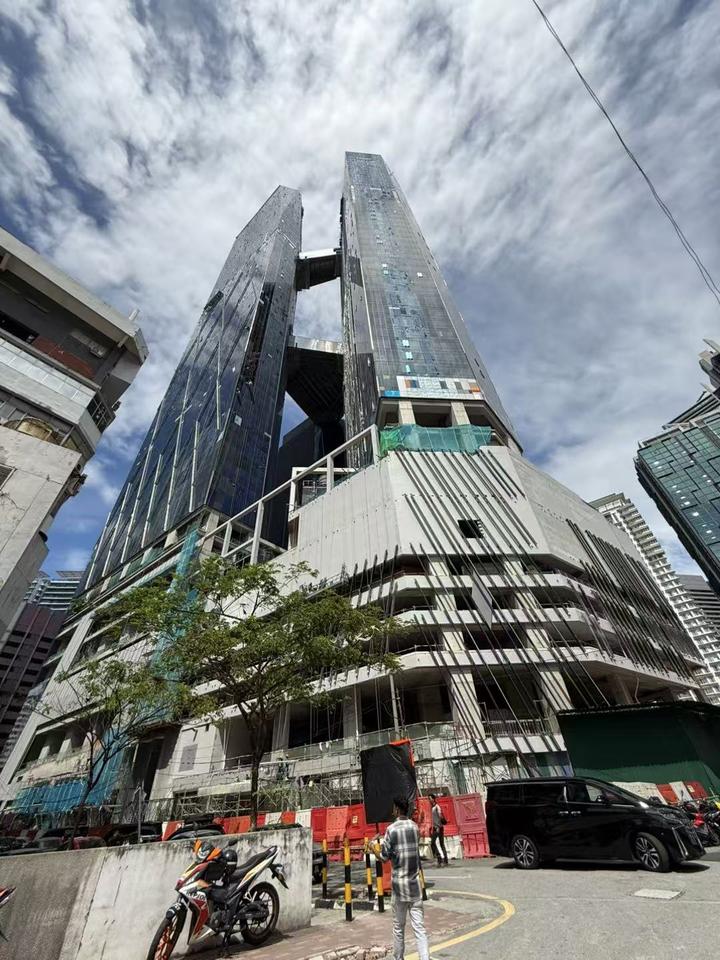 Oxley Towers工地三栋大楼已经封顶，预计2025年可交楼 - 知乎