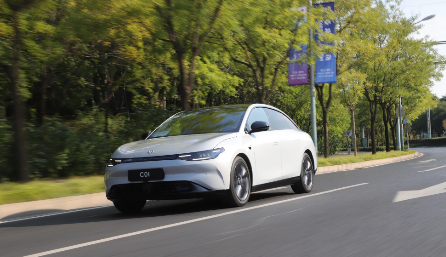 新旧之争，预算20万-30万，到底是入手零跑C01还是小鹏P7？ - 知乎