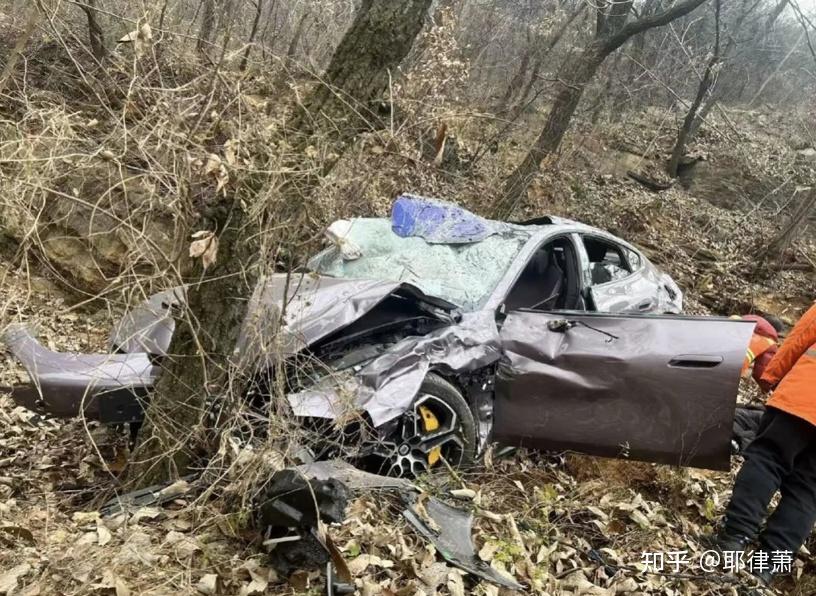 小米SU7车祸，追尾的油车竟然起火了！ - 知乎