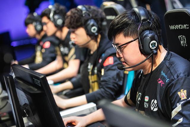 VIT双杀卫冕冠军，RNG加赛鏖战险胜C9小组第一出线 - 知乎