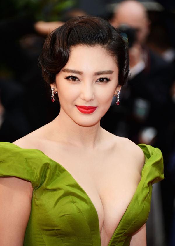 中国胸部最美的十大女明星 - 知乎