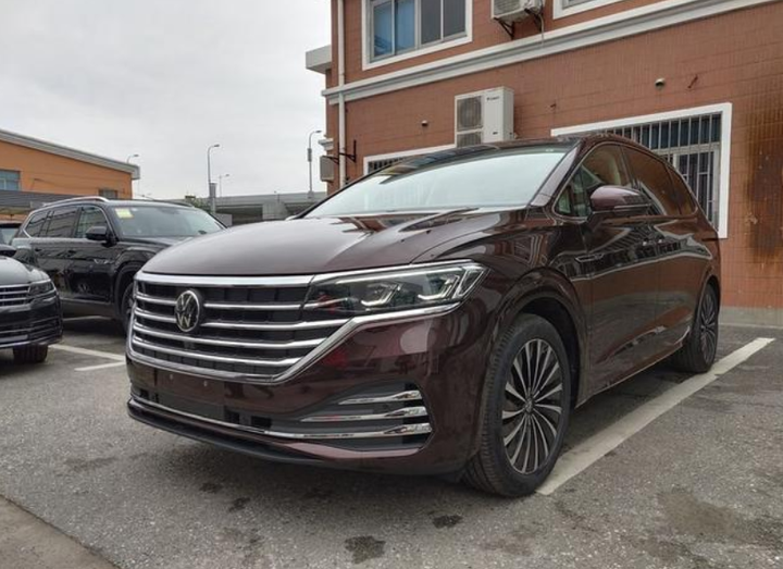 路边偶遇全新大众威然实车！轴距3180mm 比别克GL8大气 - 知乎