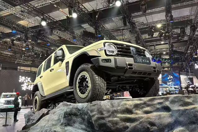 BJ40增程赤兔版对比坦克300虎克版，原厂改装谁更吸睛？ - 知乎