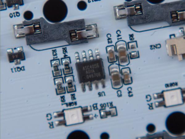 桌面上的一盒冰块，将透明做到极致——CK75 北极熊 - 知乎