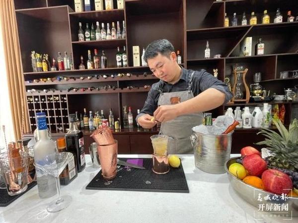 摇摇酒瓶轻松月入万元？首席调酒师告诉你，入行可没那么容易 - 知乎