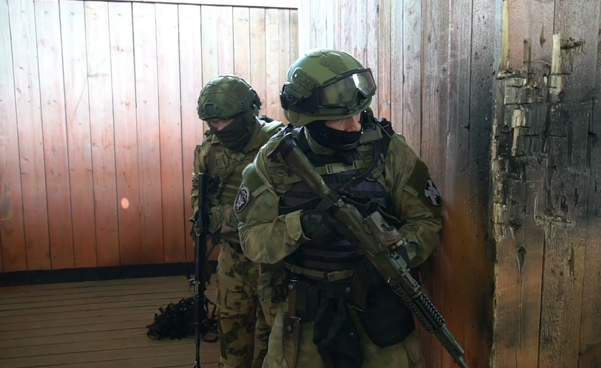 在 CQB 中，有哪些需要注意的战术动作？比如经常看到的手搭前肩膀单手持枪之类的？ - 知乎