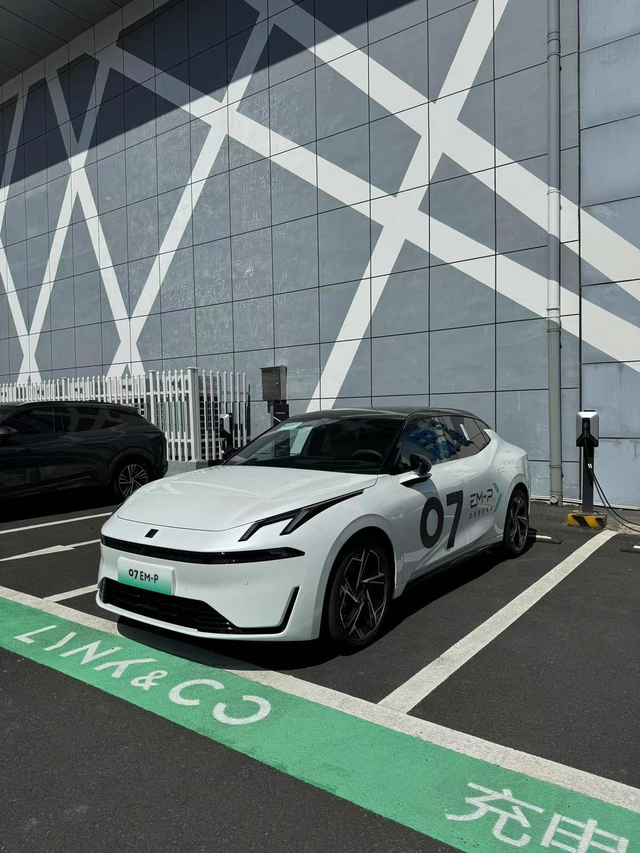 领克07EM-P再现身，综合续航1400km，还有92寸HUD，压力给到SU7了 - 知乎