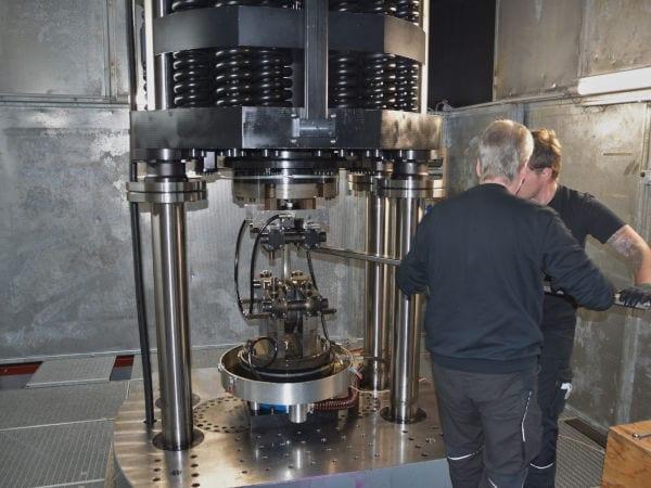 适用于疲劳试验的动态高频共振疲劳试验机系列高周疲劳试验（S-N试验），按照DIN 50100、ASTM E466-15、ISO 1099标准 - 知乎