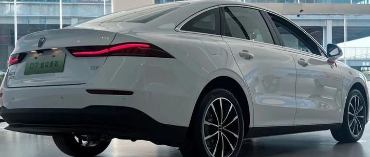 掀桌子价格：5-6-7万！上汽荣威D7电混125Km各版本报价 - 知乎