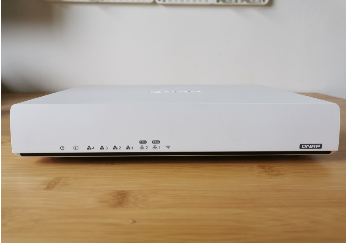 救救内网弱电箱，OpenWrt加持的威联通QHora-301W绝了丨满血万兆与WiFi6！